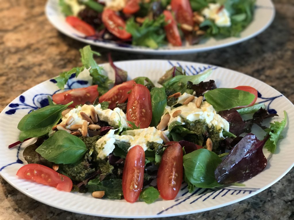 Salat til forret med burrata og pesto