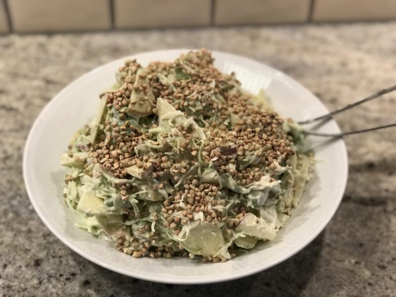Spidskålsalat med dressing af græsk yoghurt og bearnaisse esssens